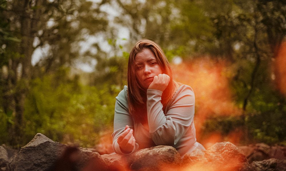 La cantautora Jess Puente explora la espiritualidad y la sanación en su ...